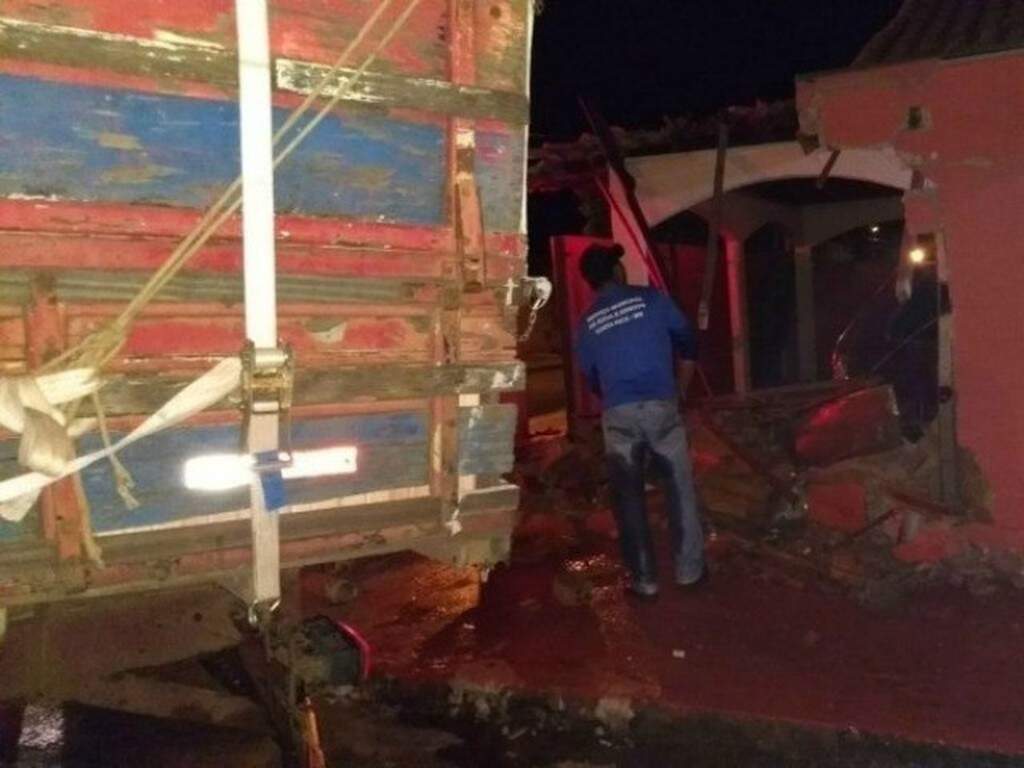 Caminhão desgovernado carregado com tijolos invade residência - Interior - Campo Grande News