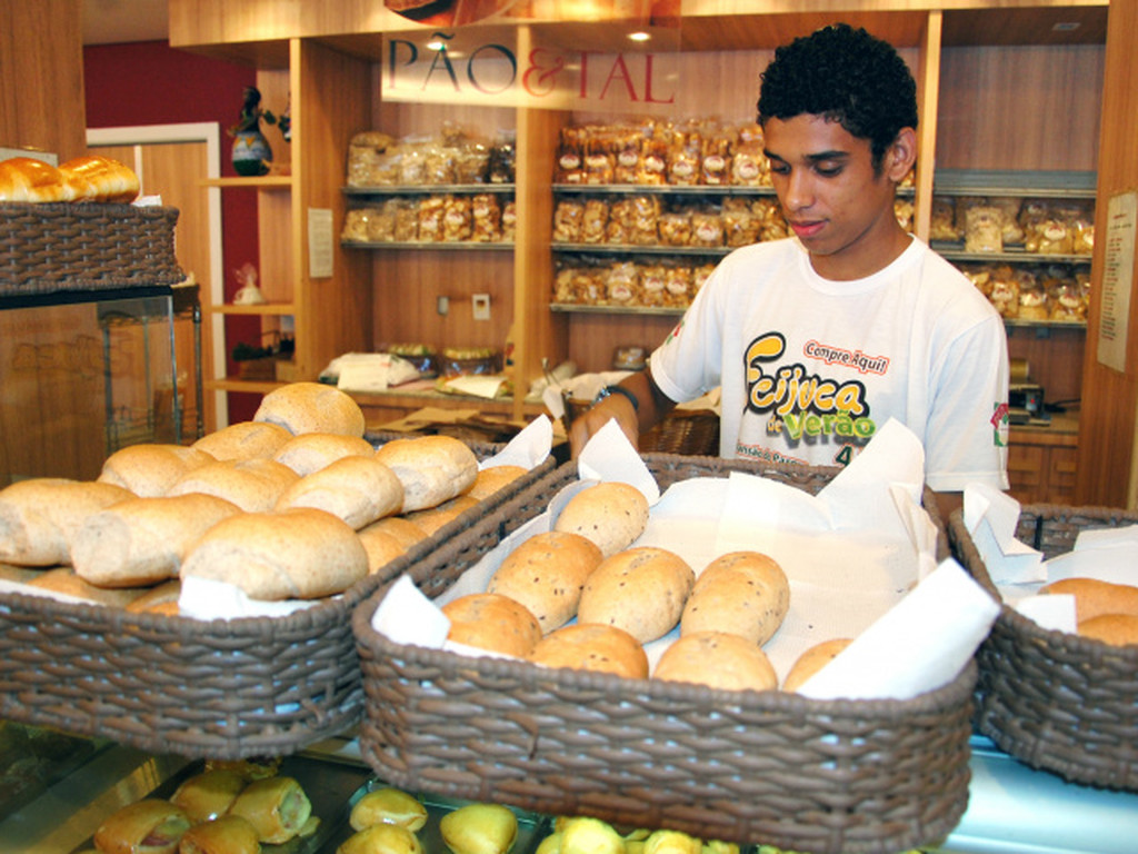 Tudo vira espaço para publicidade, de mesa de padaria a porta de ...