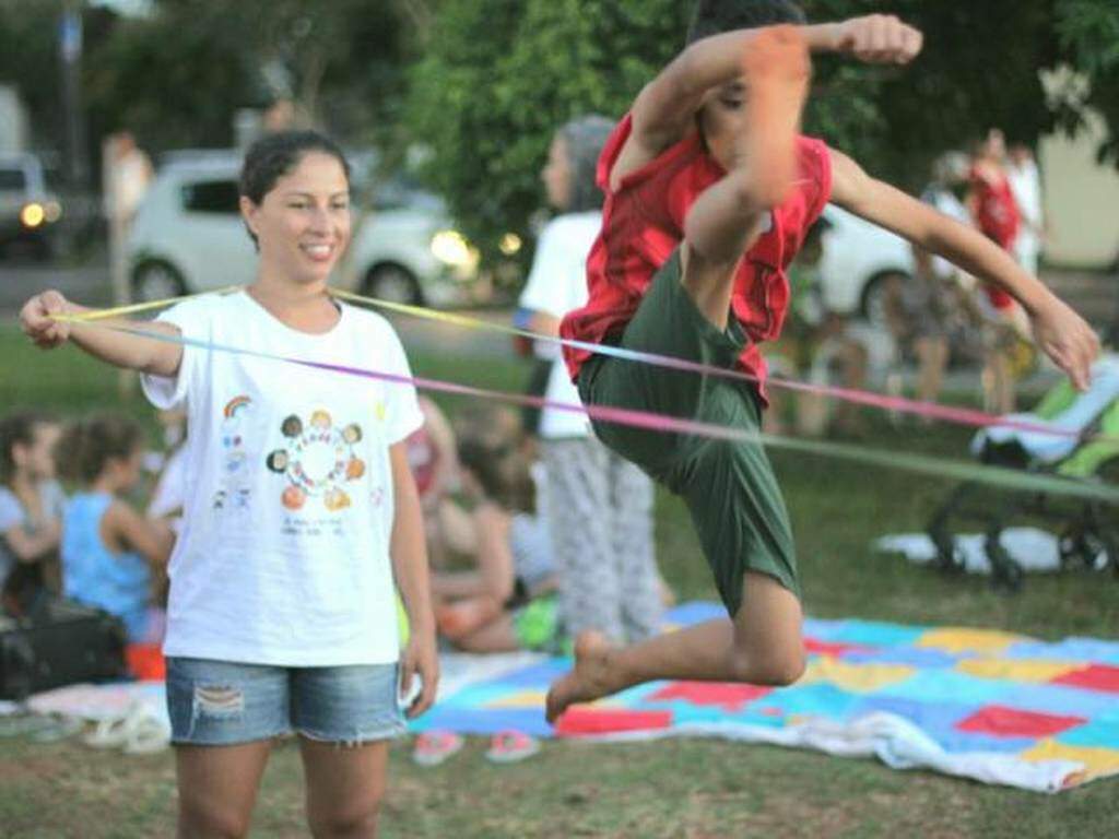 Do pé de lata ao elástico, brincadeiras de infância é diversão em ...