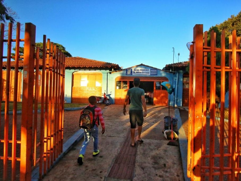 Escolas municipais vão avisar pais por WhatsApp se aluno faltar ...