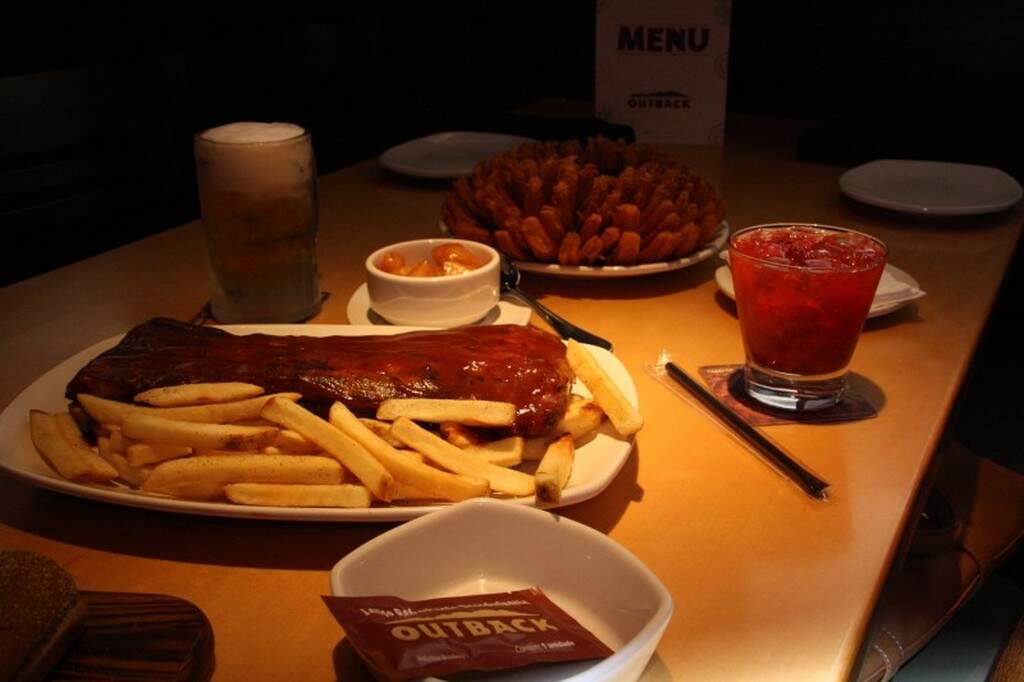Outback apresenta cardápio e se prepara para filas a partir de amanhã ...