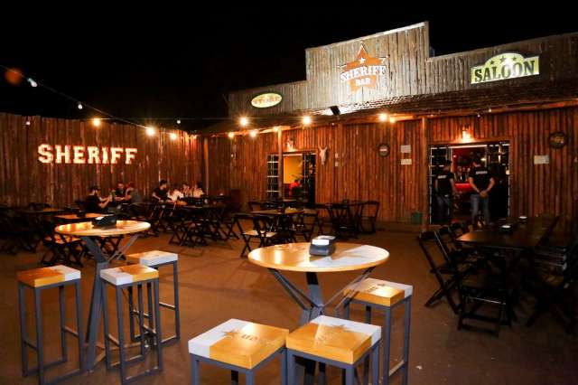 De madeira e inspirado no Velho Oeste, amigos abrem bar com repertório ...