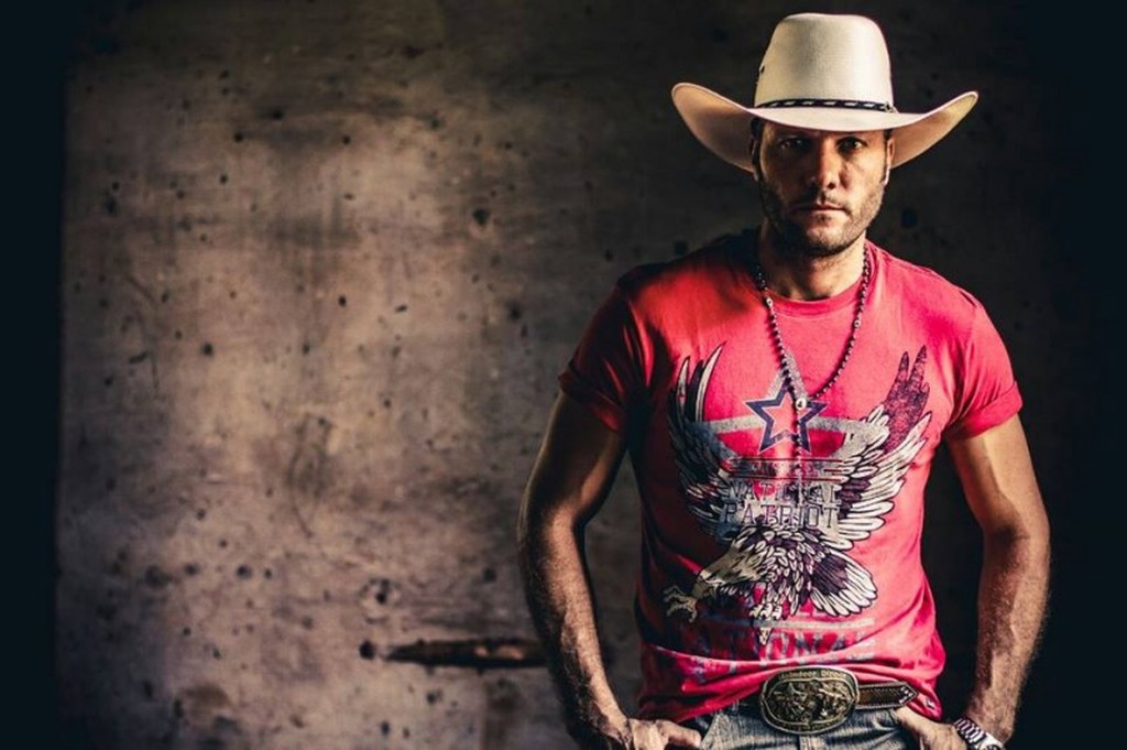 De voz forte, Manutti encara o palco sozinho no som do sertanejo ...