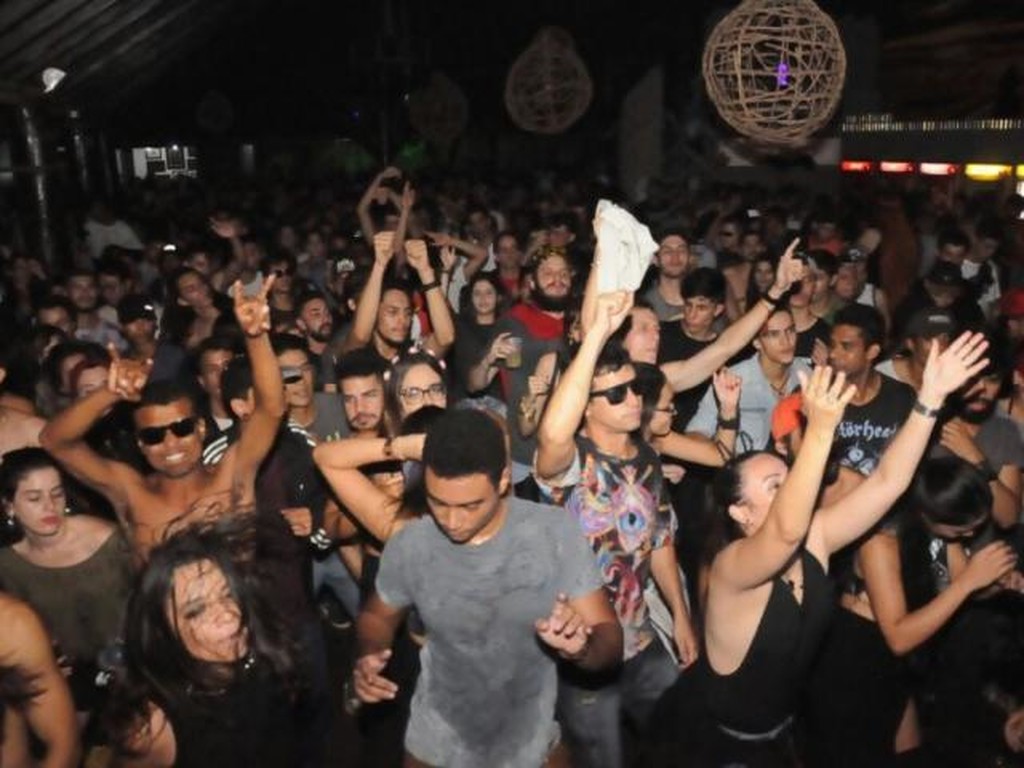 Carnaval na balada tem fila de gente disposta à festa sem hora para ...