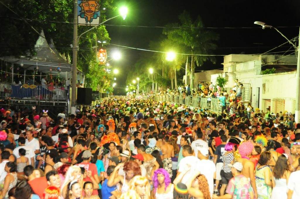 Irreverente, Cibalena arrasta multidão no Carnaval de Corumbá - Lado B ...