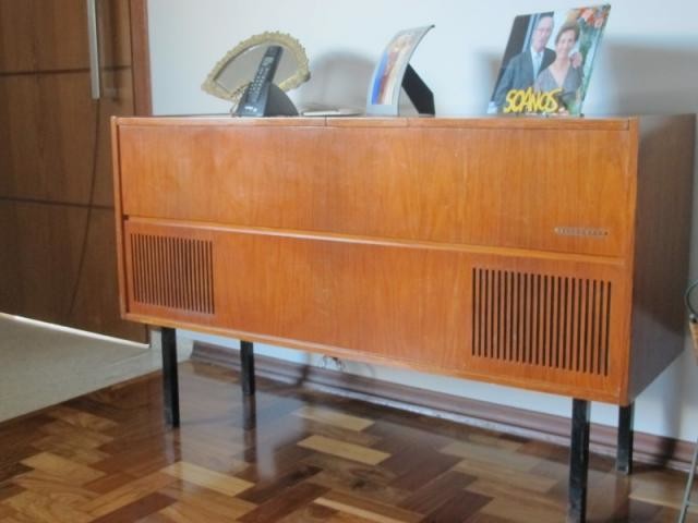 Reforma dá cara contemporânea à casa onde dona usa vitrola até hoje ...