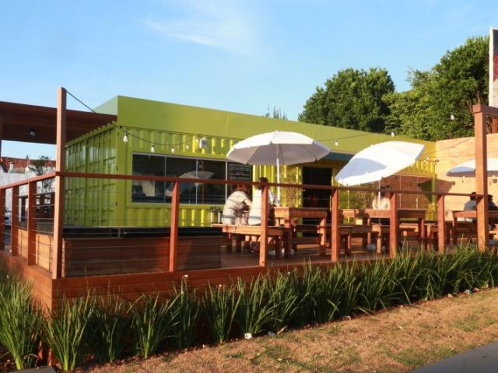 Lanchonete em container tem comida saudável e shake especial no estilo ...