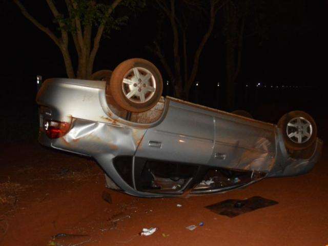 Sem vítimas no local, carro é encontrado capotado em estrada - Interior ... Sem vítimas no local, carro é encontrado capotado em estrada - Interior ...