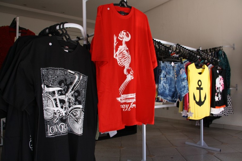 Loja investe em camisetas de rap e roupas para público “alternativo ...