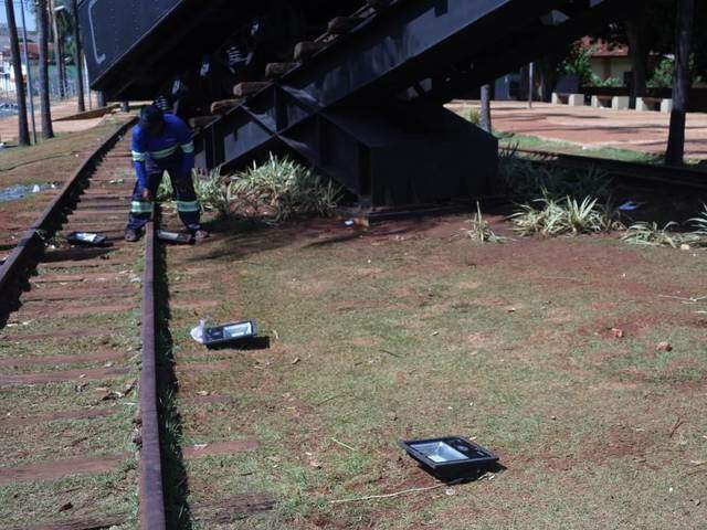 Após folia, refletor quebrado, jardim pisoteado e vazamento na Orla ...