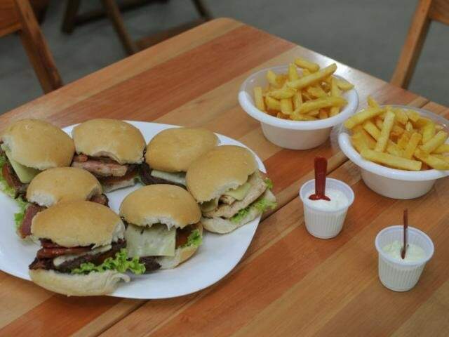 Para servir diferente, lanchonete cria rodízio de mini-lanches com 15 ...