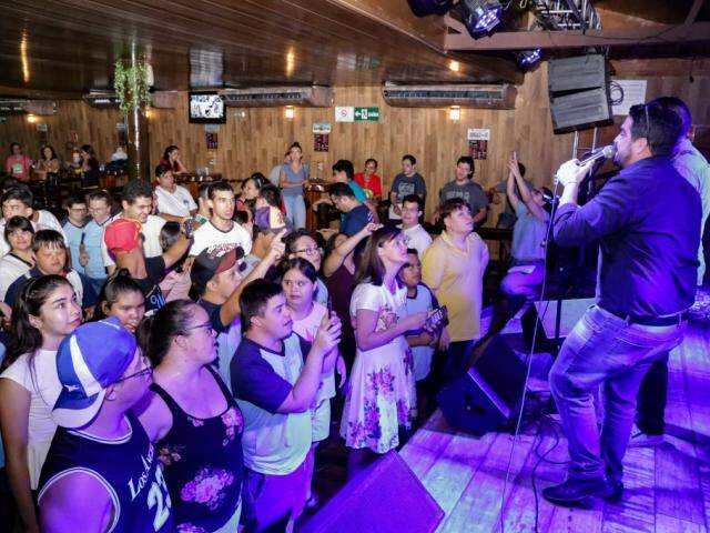 Em dia de balada, adolescentes com deficiência vão parar em festa ...