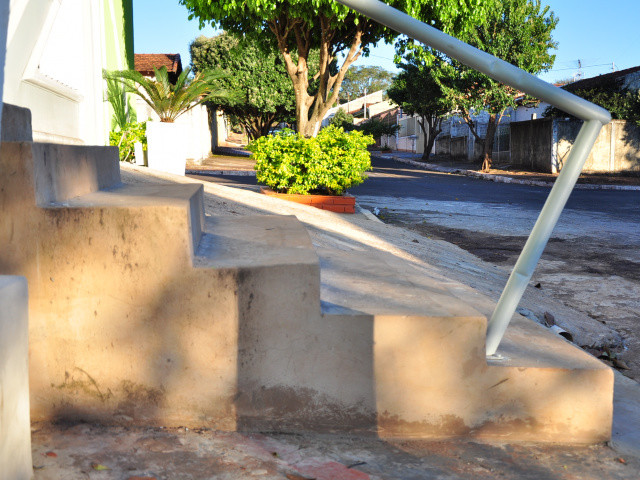 Calçada tem até escada em rua do bairro Otávio Pécora - Capital - Campo ...