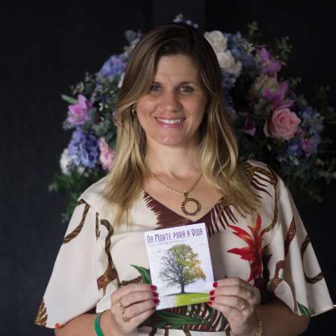 Após depressão, Kelly lançou livro para contar experiência de viver ...