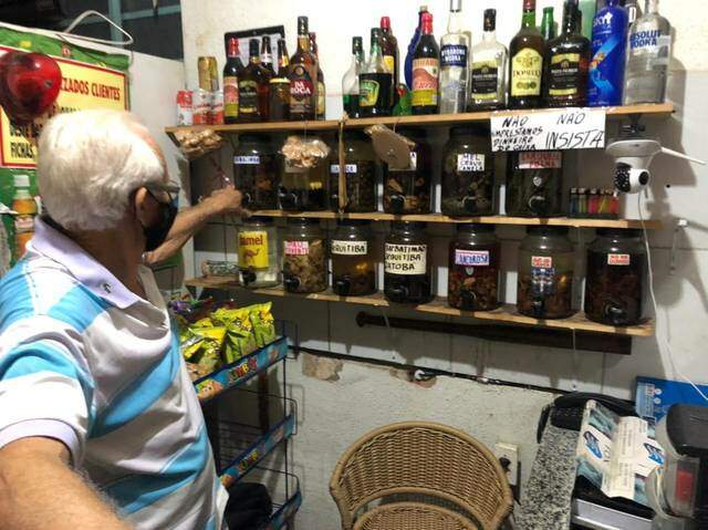 Boteco raiz diverte com 56 anos de treta, jukebox e pingaiada ...