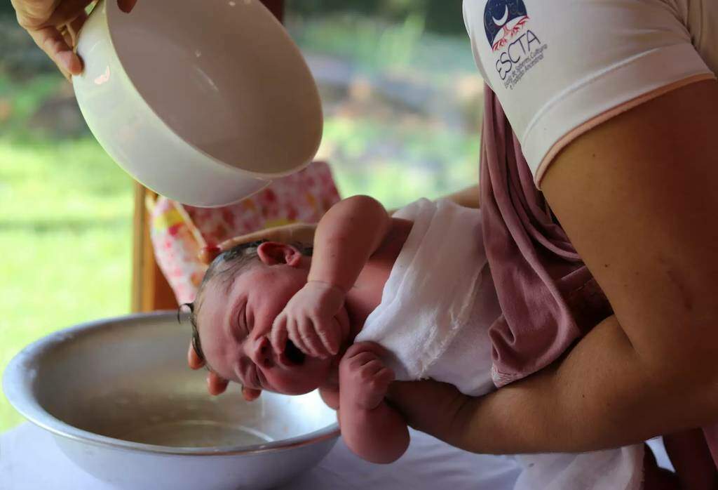 Com gestos ancestrais, parteiras e doulas resgatam o parto tradicional ...