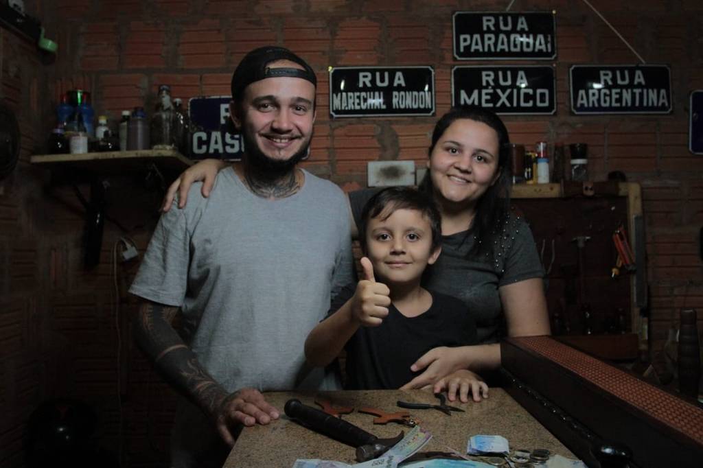 Aos 6 anos, “João Sem Troco” faz chaveiros e já tem grana própria ...