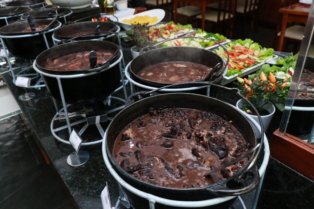 Incomparável, famosa feijoada do Hotel Exceler retorna neste sábado ...