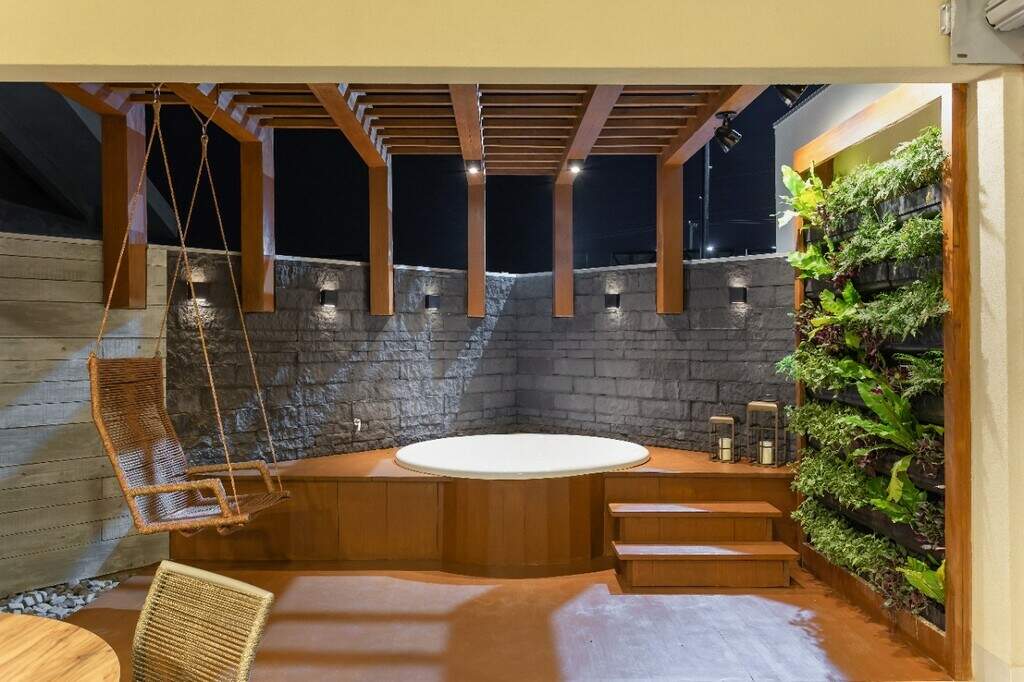 Lateral de garagem minúscula virou área de lazer com spa - Arquitetura ...