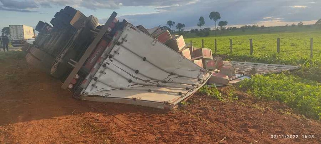 Carreta carregada com ovos tomba após desviar de caminhão na MS-480 ...