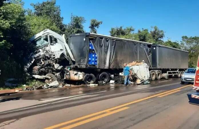 Caminhões batem de frente e motoristas ficam feridos na BR-262 - Interior - Campo Grande News
