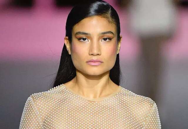 Modelo de MS desfila com seios à mostra: “De volta à minha origem” - Comportamento - Campo ...