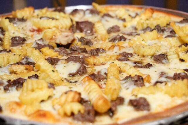 Pizza de filé com fritas é sensação de lanchonete com 29 anos de ...