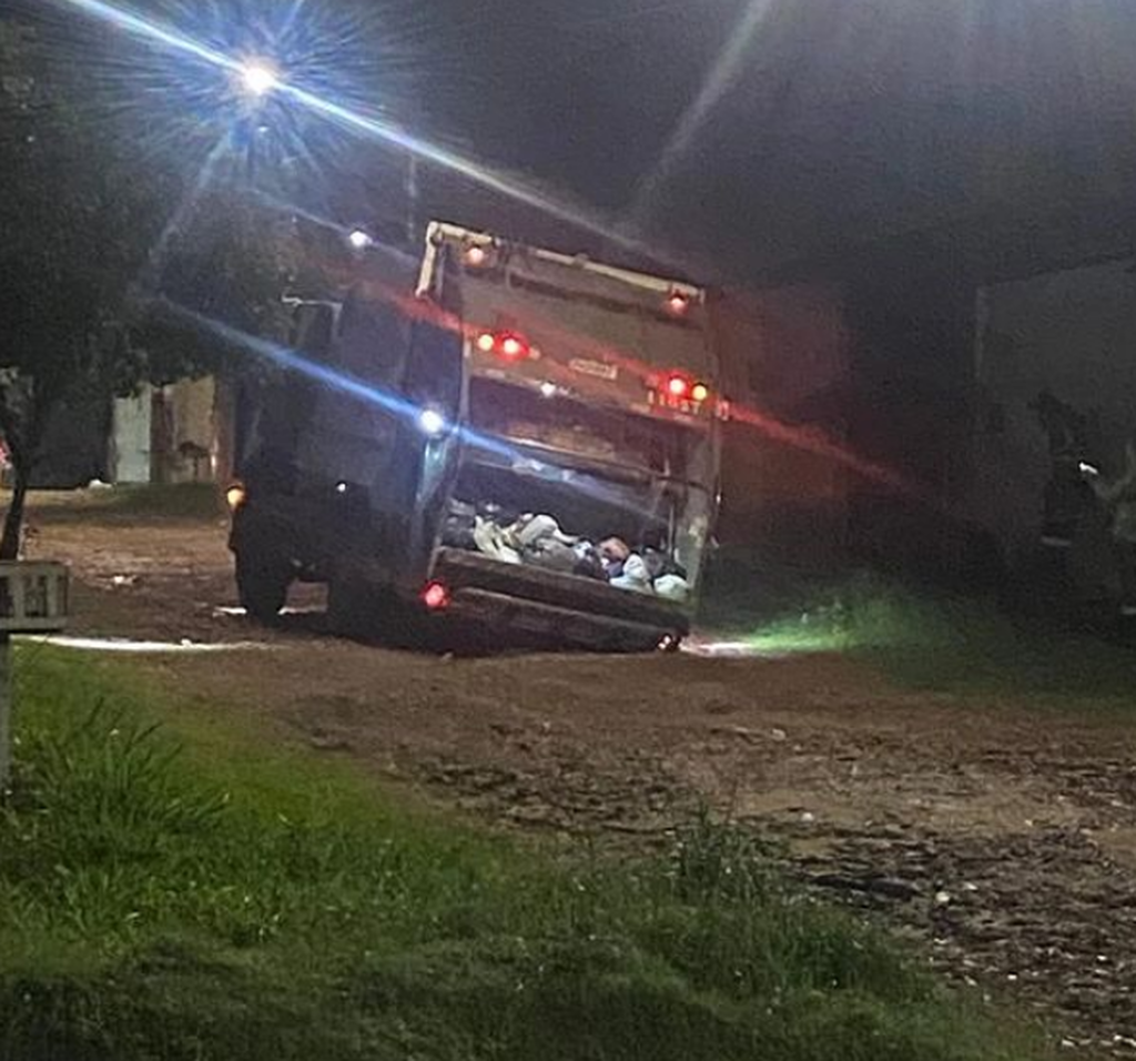Caminhão da Solurb atola em rua sem asfalto do Jardim Canguru - Direto ...