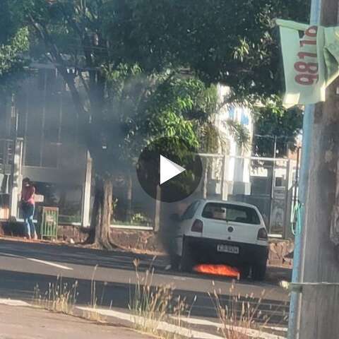 Susto: carro pega fogo em plena Avenida Afonso Pena - Capital - Campo ...
