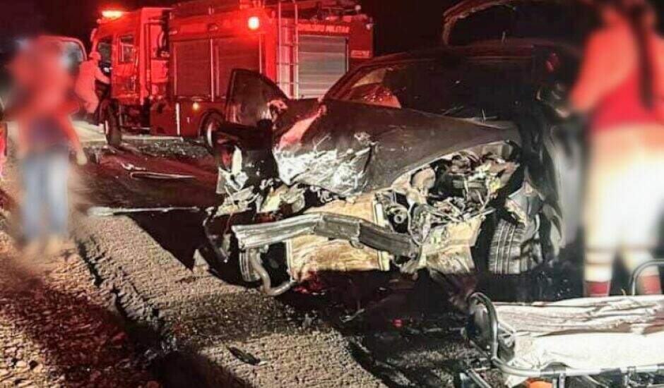 Batida frontal entre dois veículos deixa três pessoas feridas - Interior - Campo Grande News