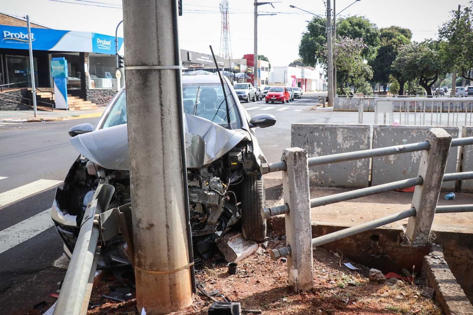 Motorista perde controle, bate em poste e carro fica com a frente destruída - Capital - Campo ...