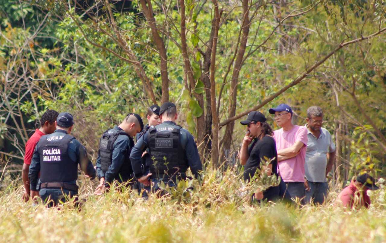 Famílias ocupam terreno, PM tira, mas eles voltam a montar barracas ...