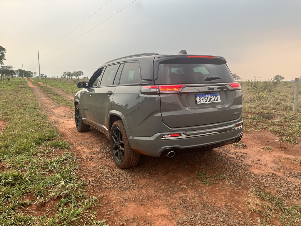 Jeep Commander BlackHawk 2025: Teste, Motor 2.0 Turbo e Avaliação Completa
