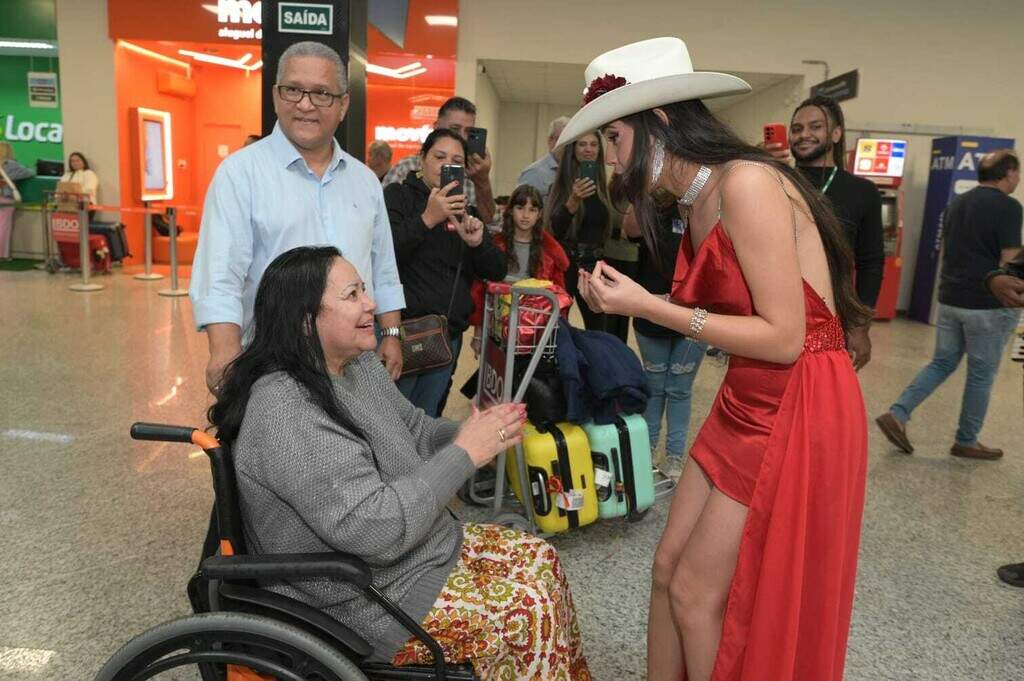 Jovem cantora de MS surpreende Perla Paraguaia com homenagem no aeroporto