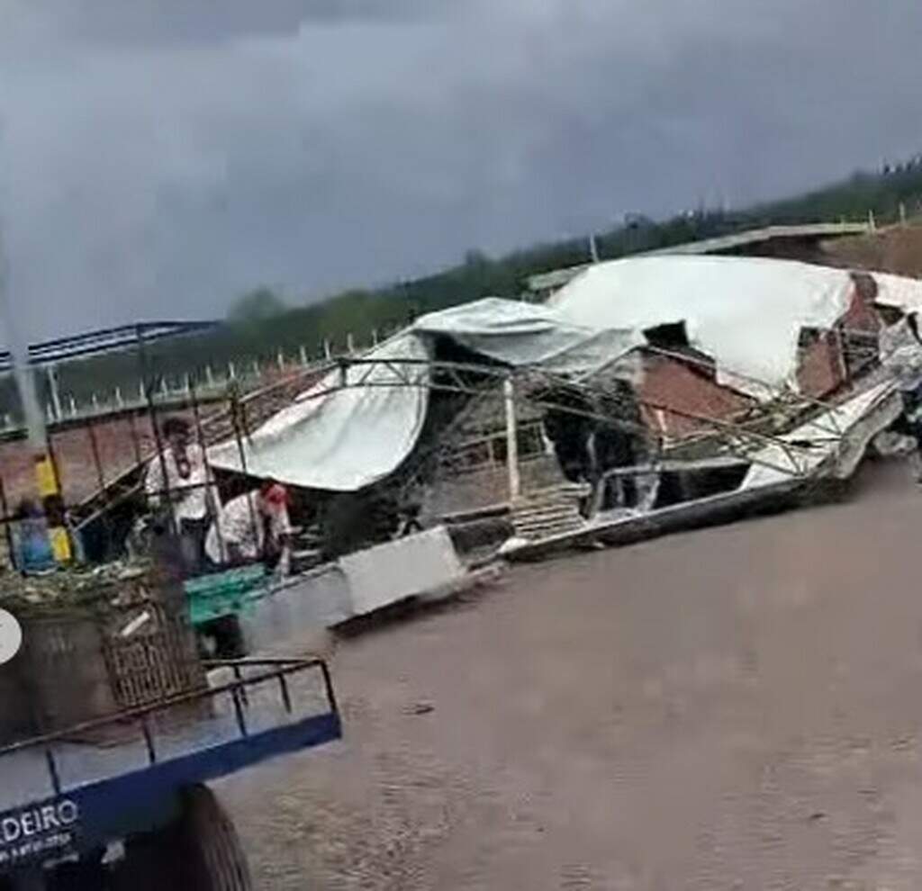 Clima: vento forte causa destruição e falta de energia no Leste de MS