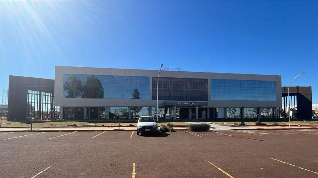 Ministro da Educação entrega prédio da UFGD após 16 anos de espera