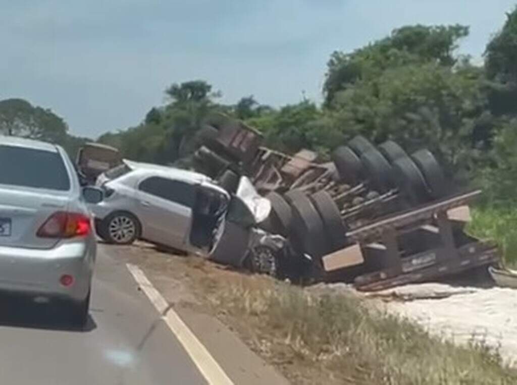 Acidente na MS-480: carro cai em buraco e bate em carreta tombada