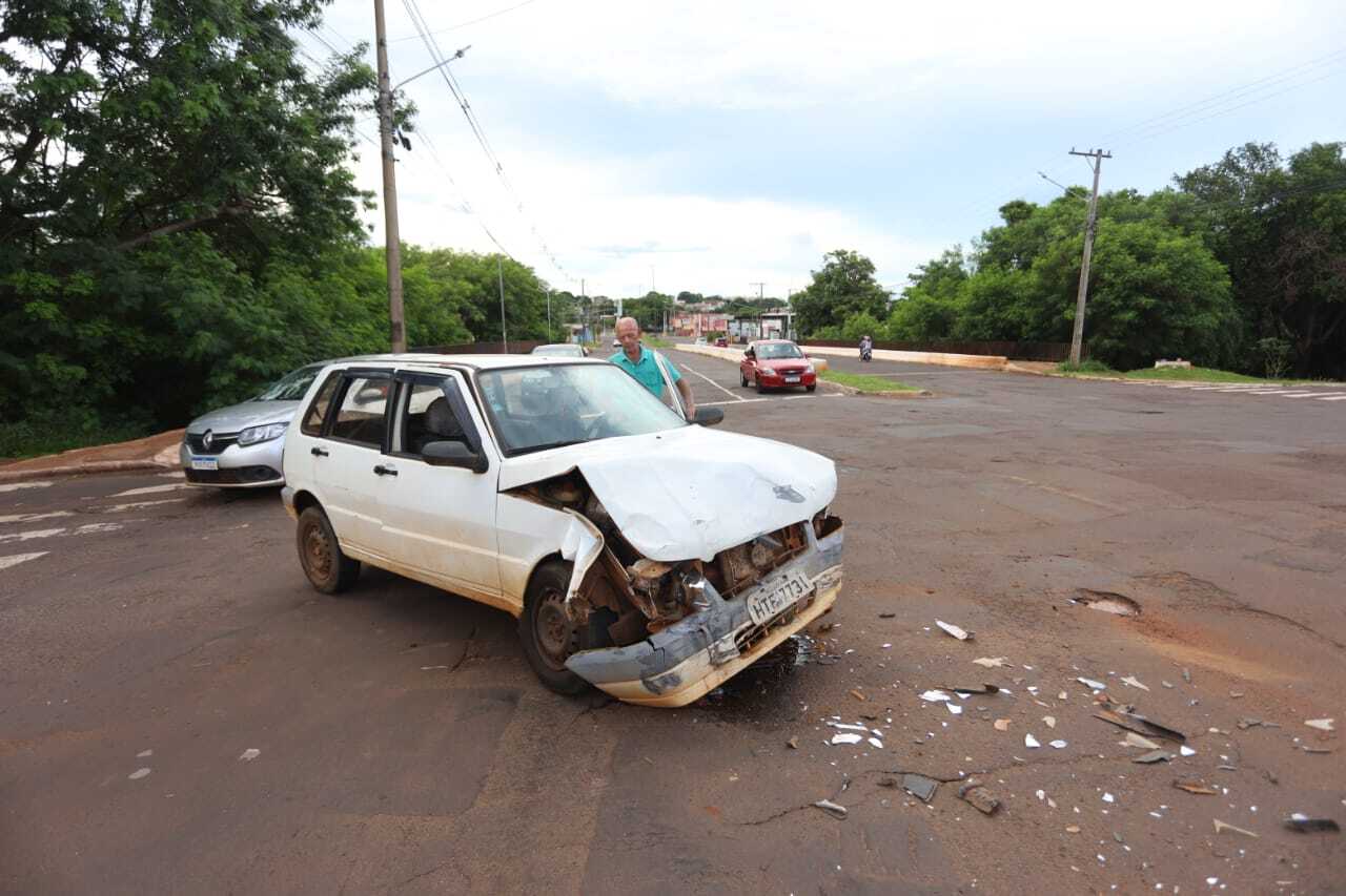Colisão entre Uno e Ecosport capota carro na Manoel da Costa Lima