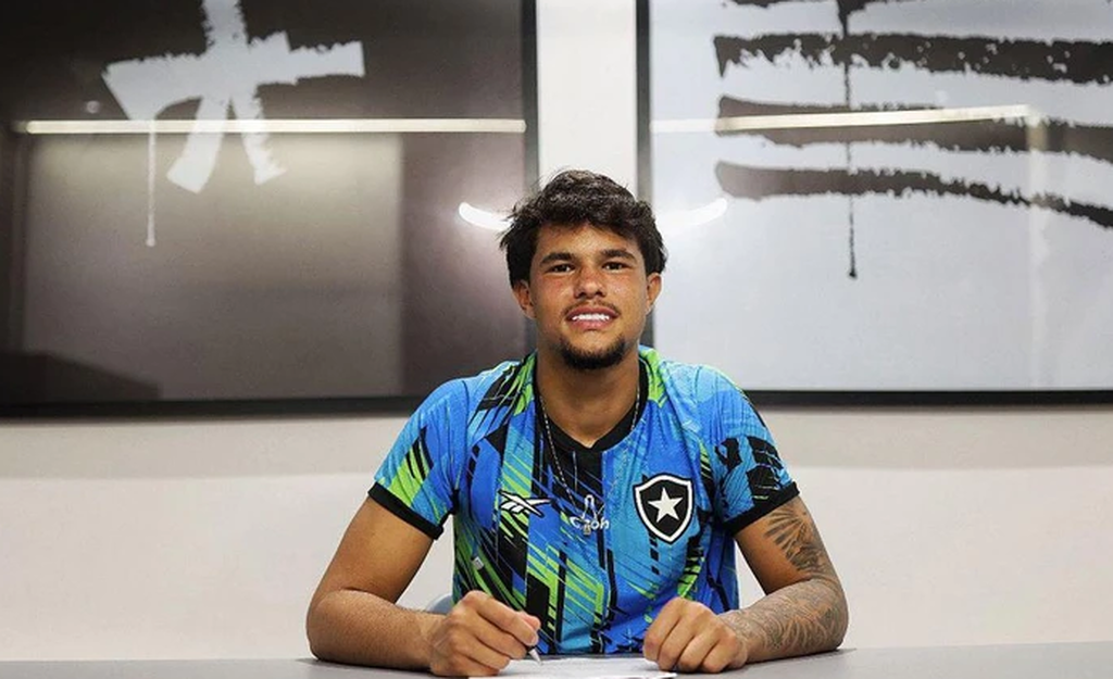 Botafogo assina contrato com goleiro Bruninho Samudio, 16 anos