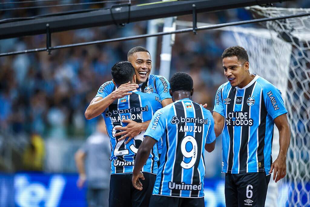 Grêmio goleia Inter por 3 a 0 e abre vantagem no Gaúcho